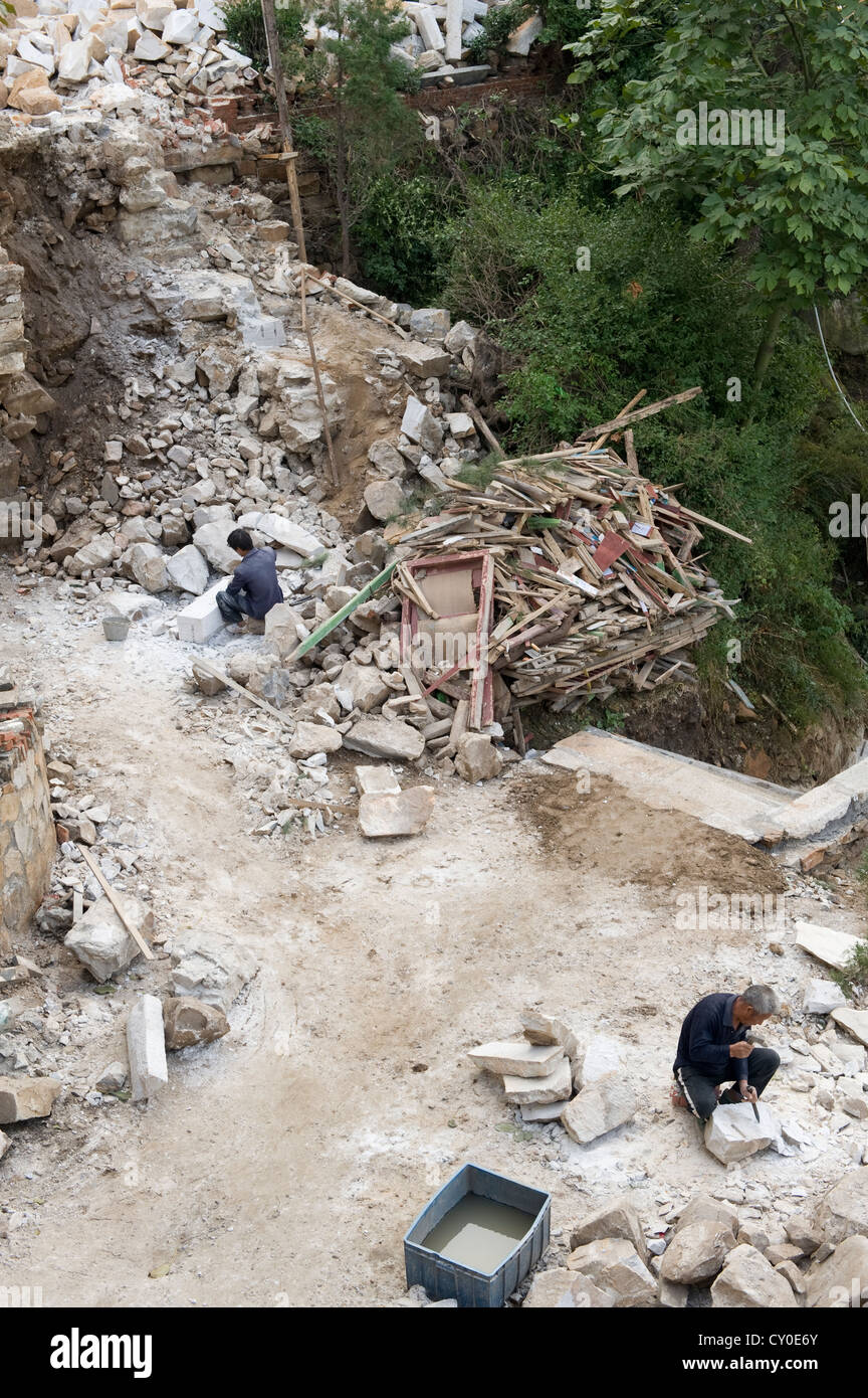 Workers lifting heavy rocks at the San Huang Zhai Monastery on Song ...