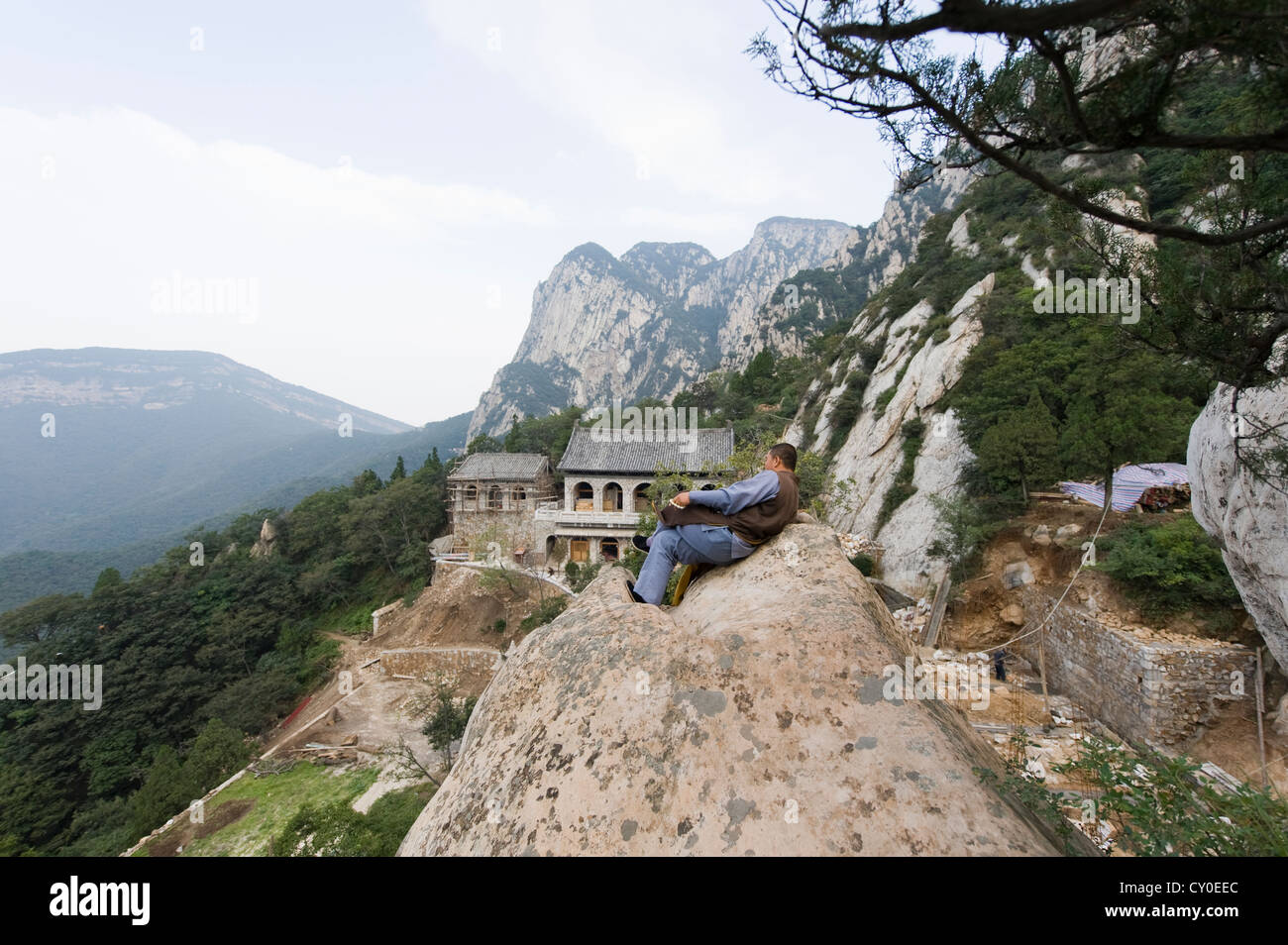 Shaolin Monk Shi De Jian overlooks construction at San Huang Zhai ...