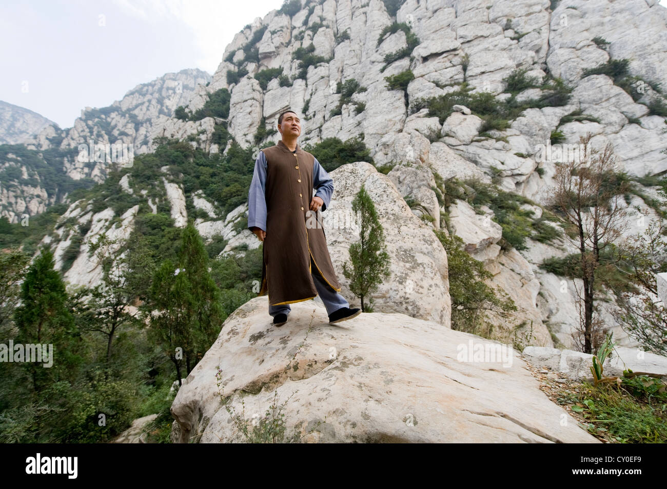 Shaolin monk hi-res stock photography and images - Alamy