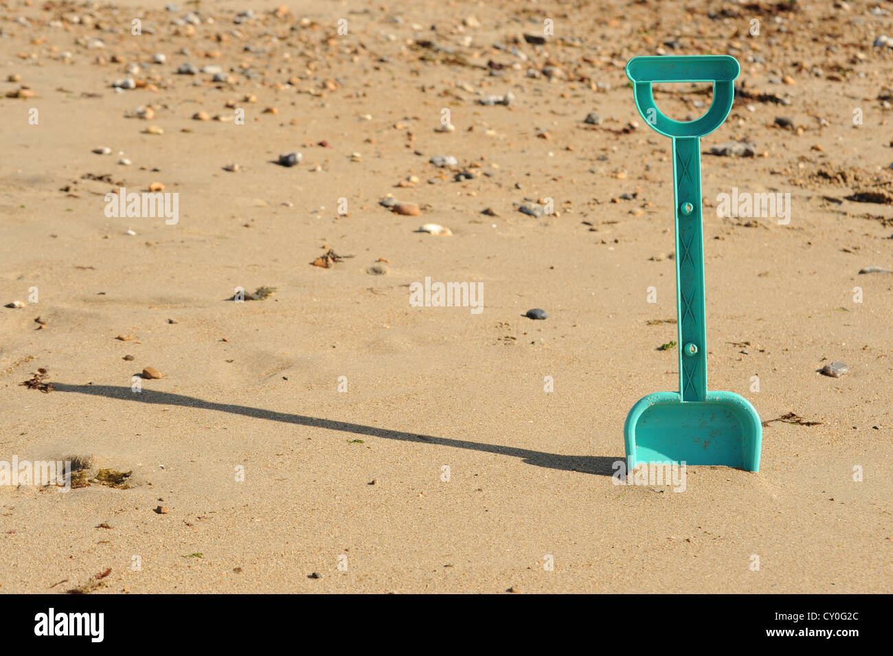 Spade on the beach Stock Photo - Alamy