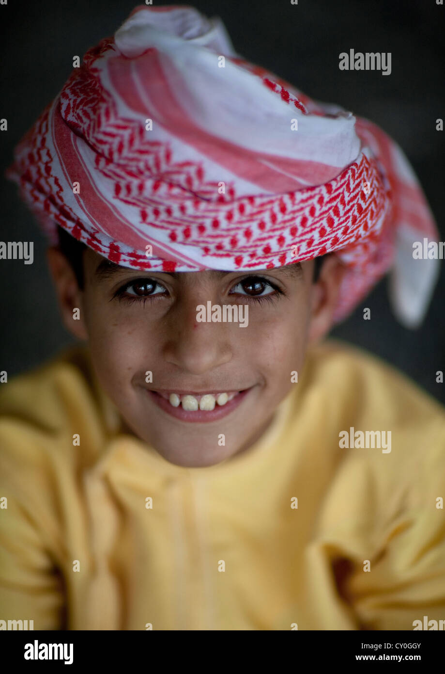 Smiling Omani Kid Wearing Turban, Sinaw, Oman Stock Photo - Alamy