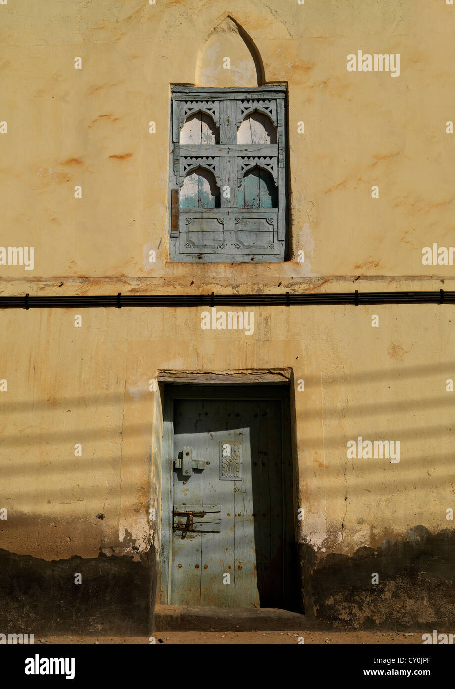 Wall Of Old Dhofari House With Wooden Carved Windows And Doors, Taqa ...