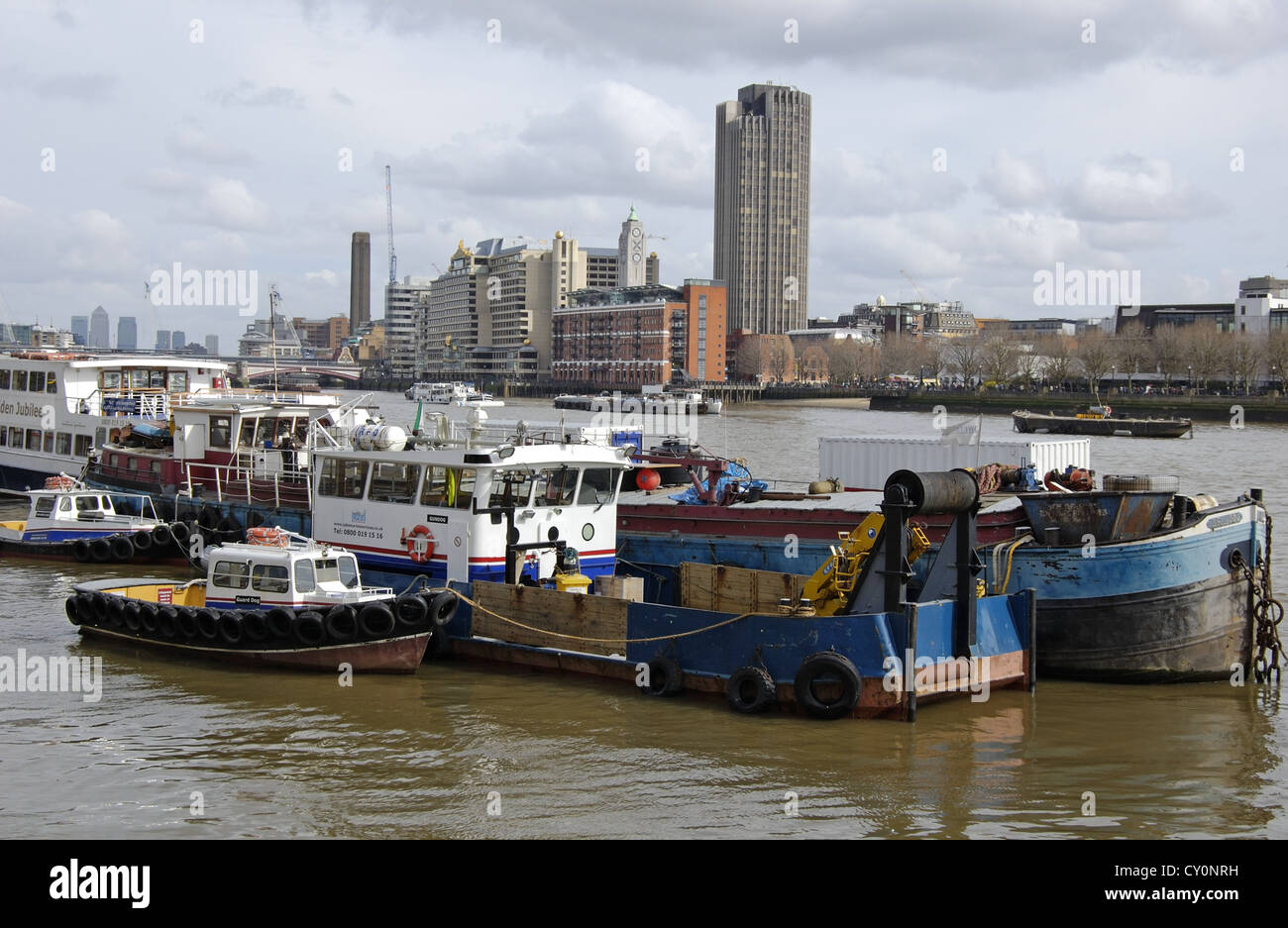 Mooring barge mooring maintenance hi-res stock photography and images ...