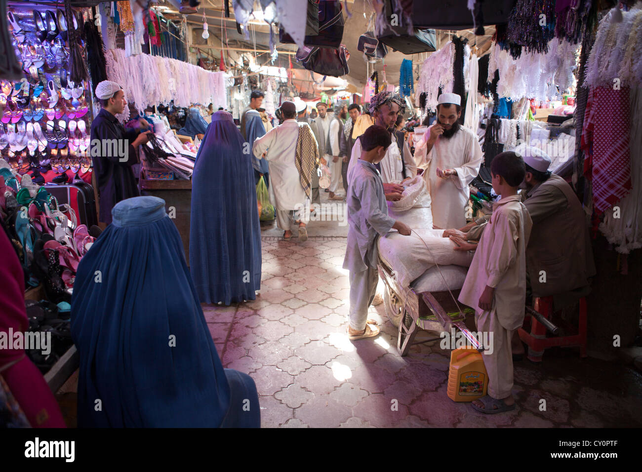 Afghanistan women market hi-res stock photography and images - Alamy