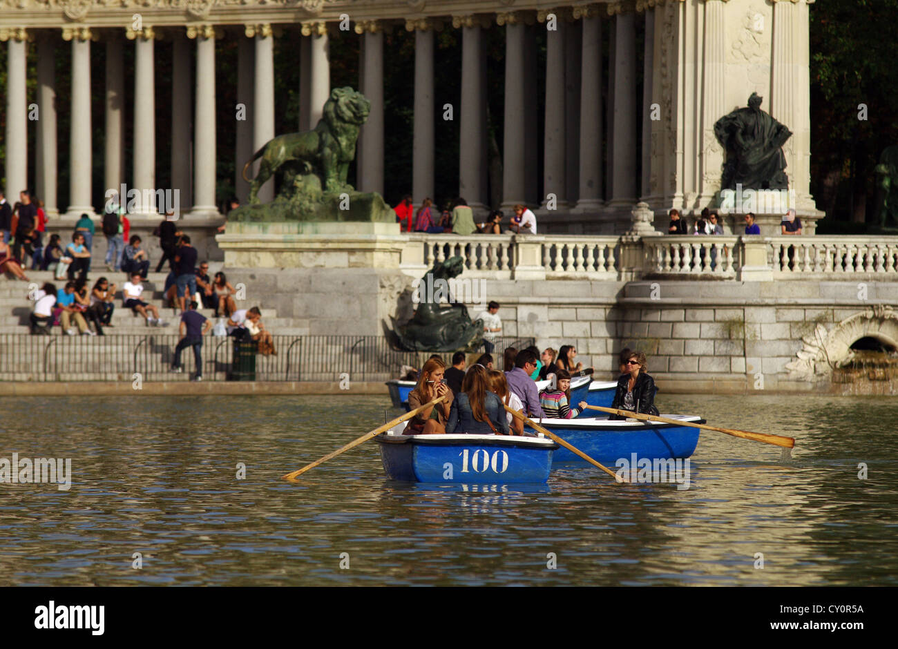 Retiro park lake in madrid hi-res stock photography and images - Alamy