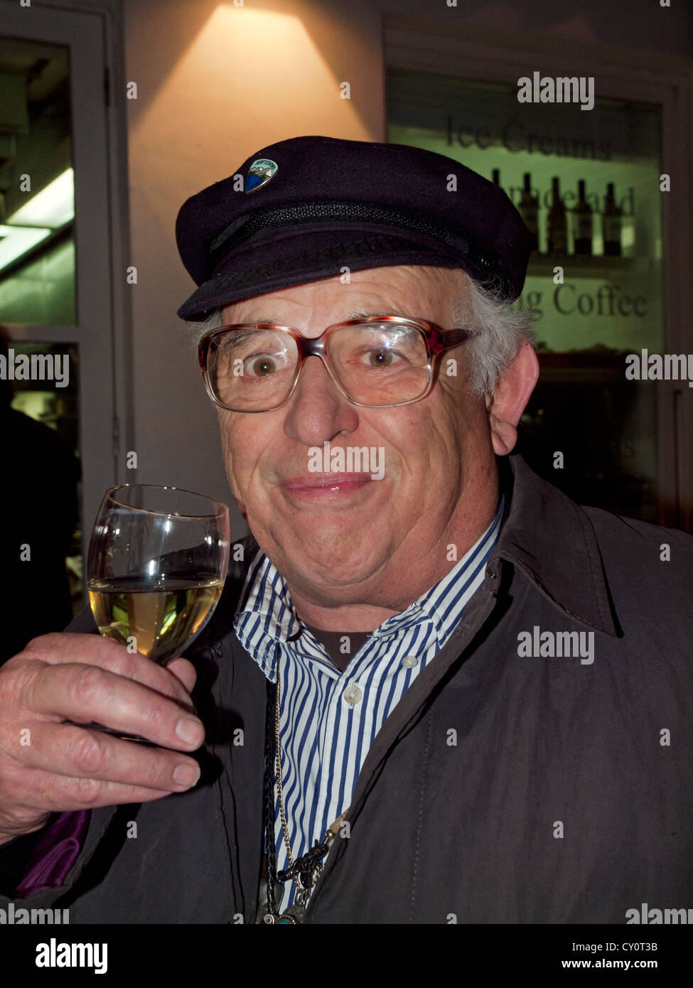The artist, Ralph Steadman enjoys a drink in a London bar Stock Photo ...