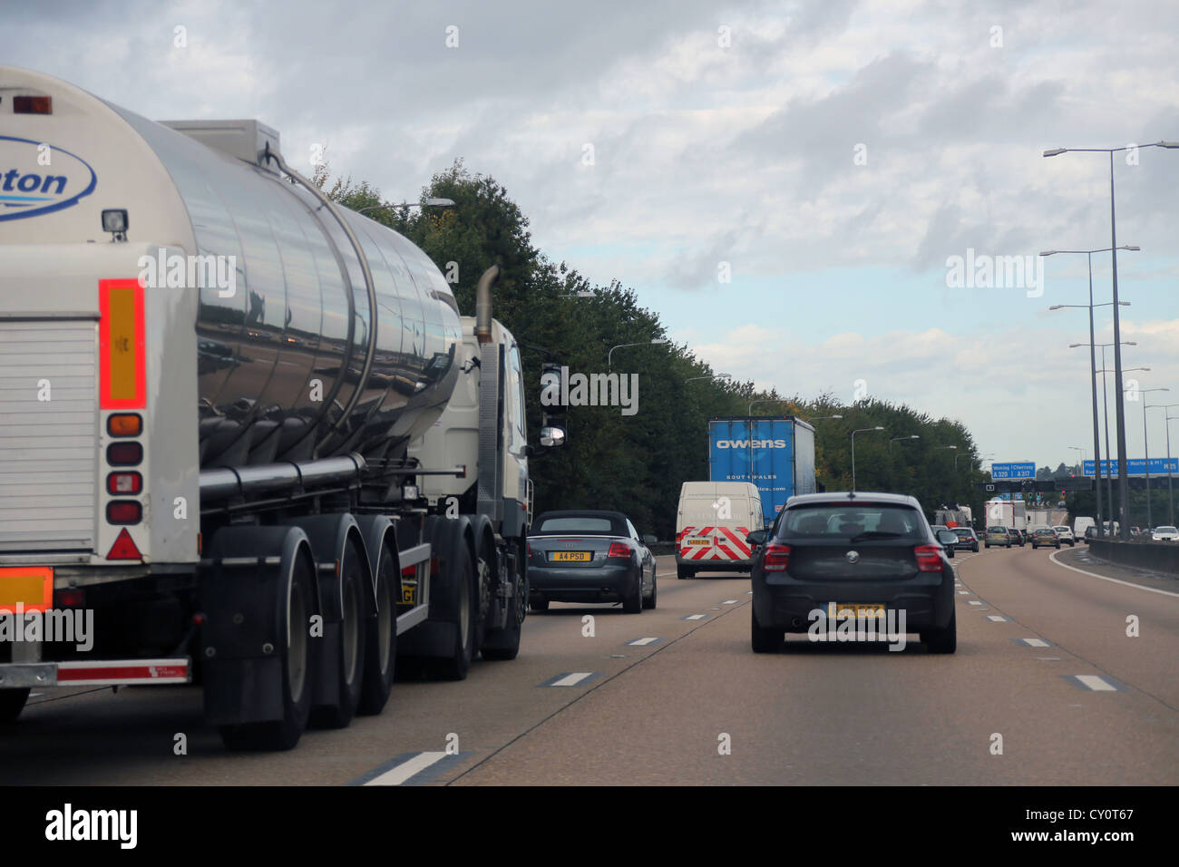 Traffic on m25 motorway hi-res stock photography and images - Alamy