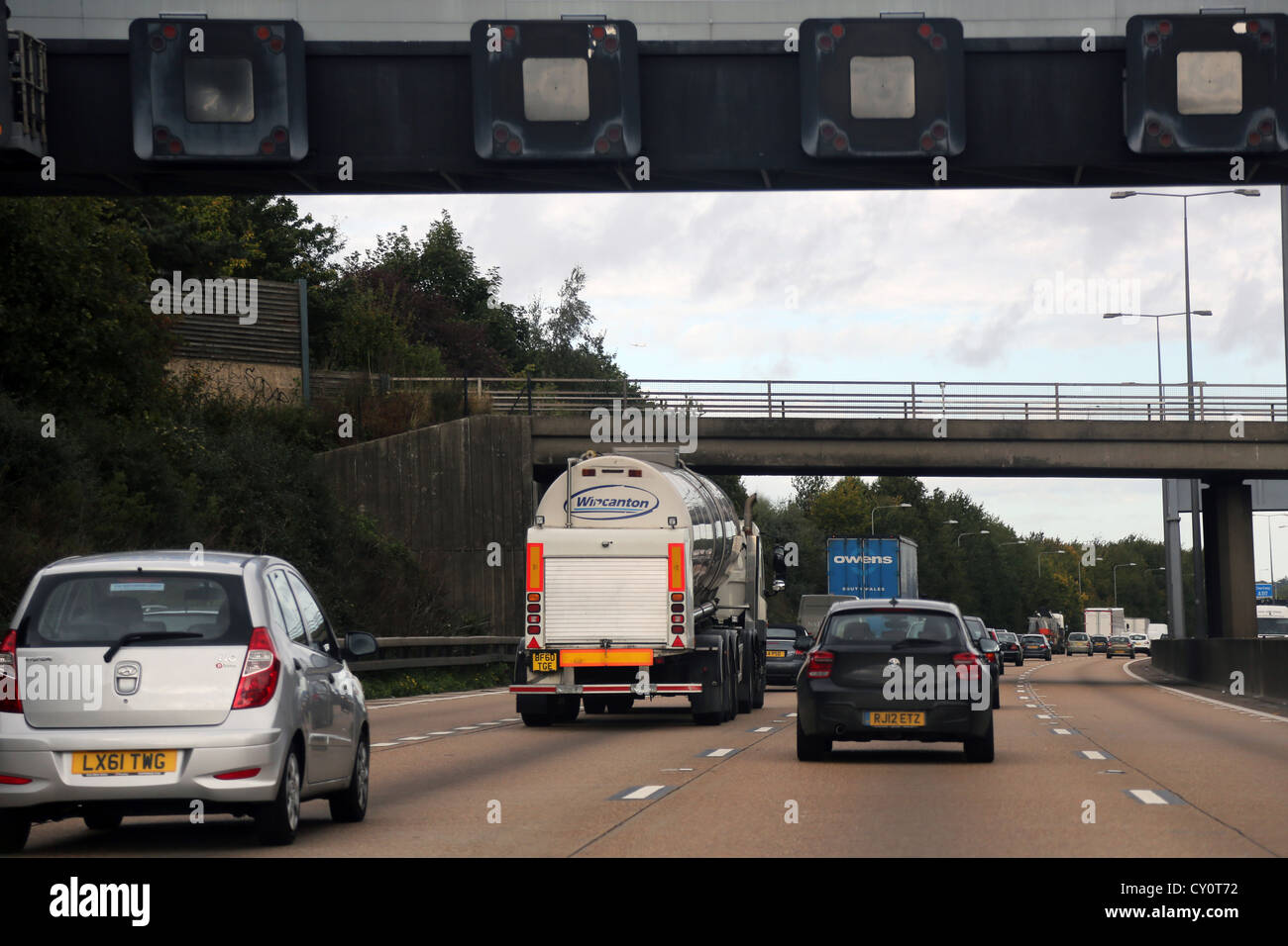 M25 motorway bridge hi-res stock photography and images - Alamy