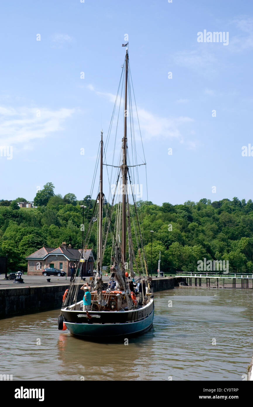 sailing boat going through lock cumberland basin floating harbour ...