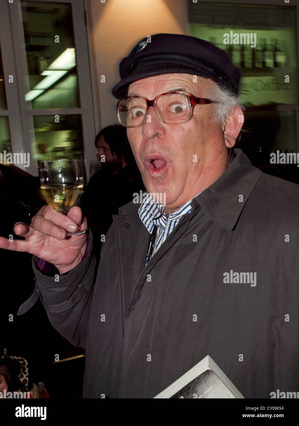 The artist, Ralph Steadman enjoys a drink in a London bar Stock Photo ...