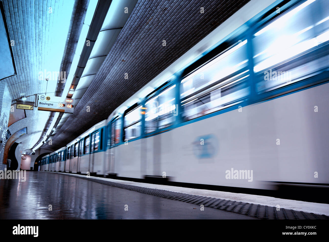 Metro carriages hi-res stock photography and images - Alamy