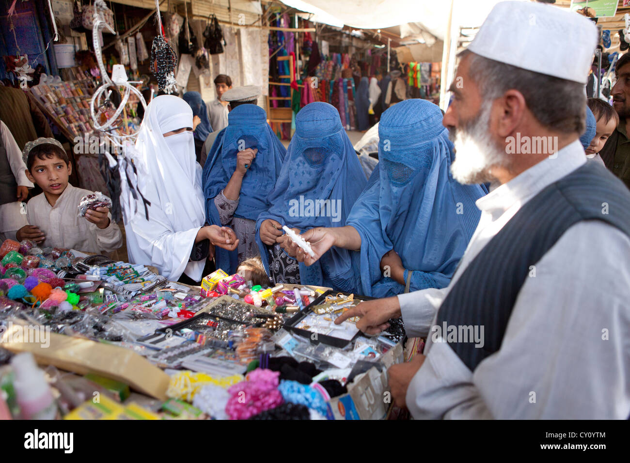 Afghanistan women market hi-res stock photography and images - Alamy
