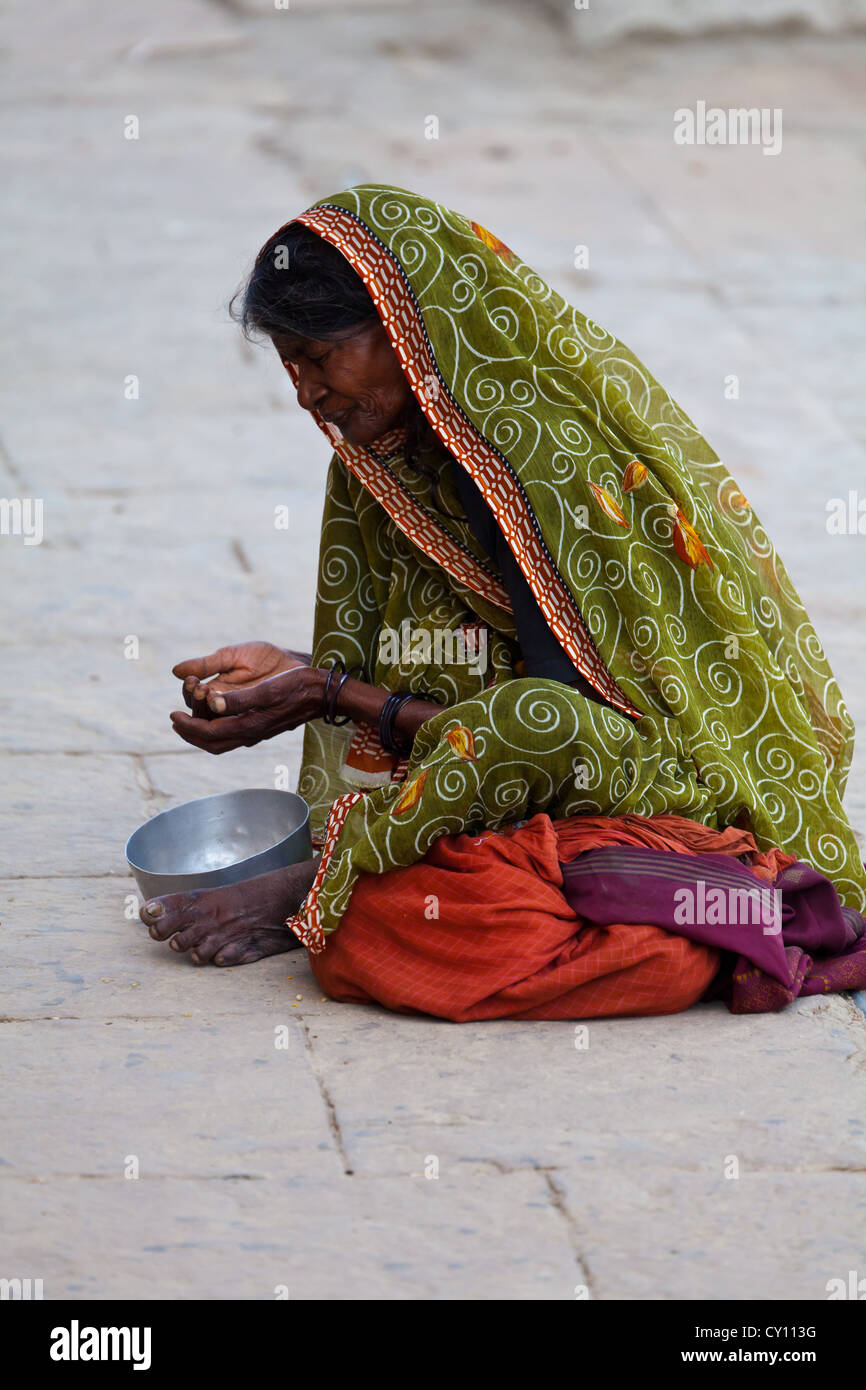 Woman begging india hi-res stock photography and images - Alamy