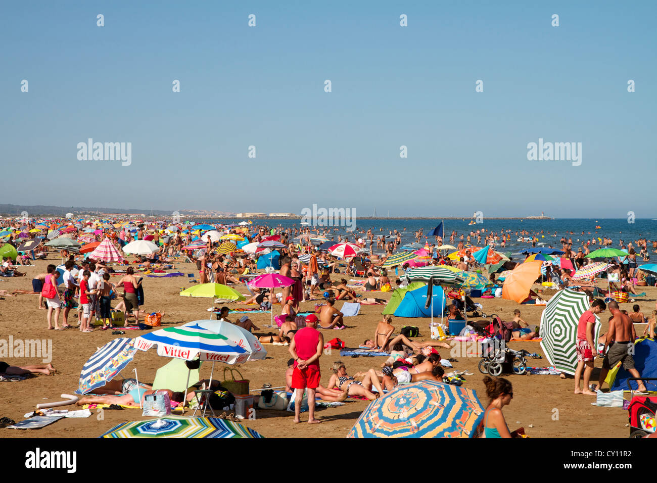 Busy beach hi-res stock photography and images - Alamy