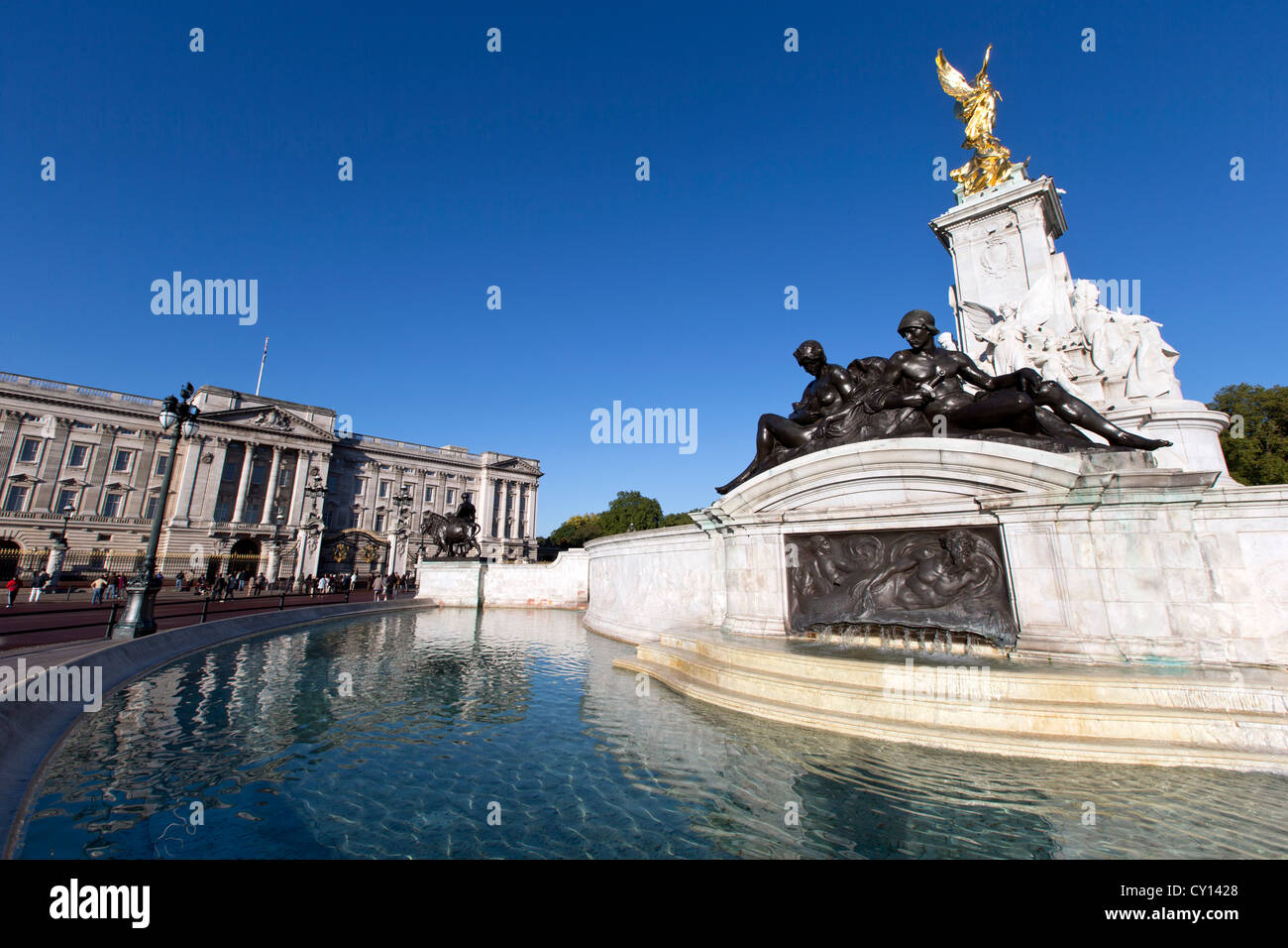 The Victoria Memorial in front of Buckingham Palace, The Mall, London, England, UK Stock Photo ...