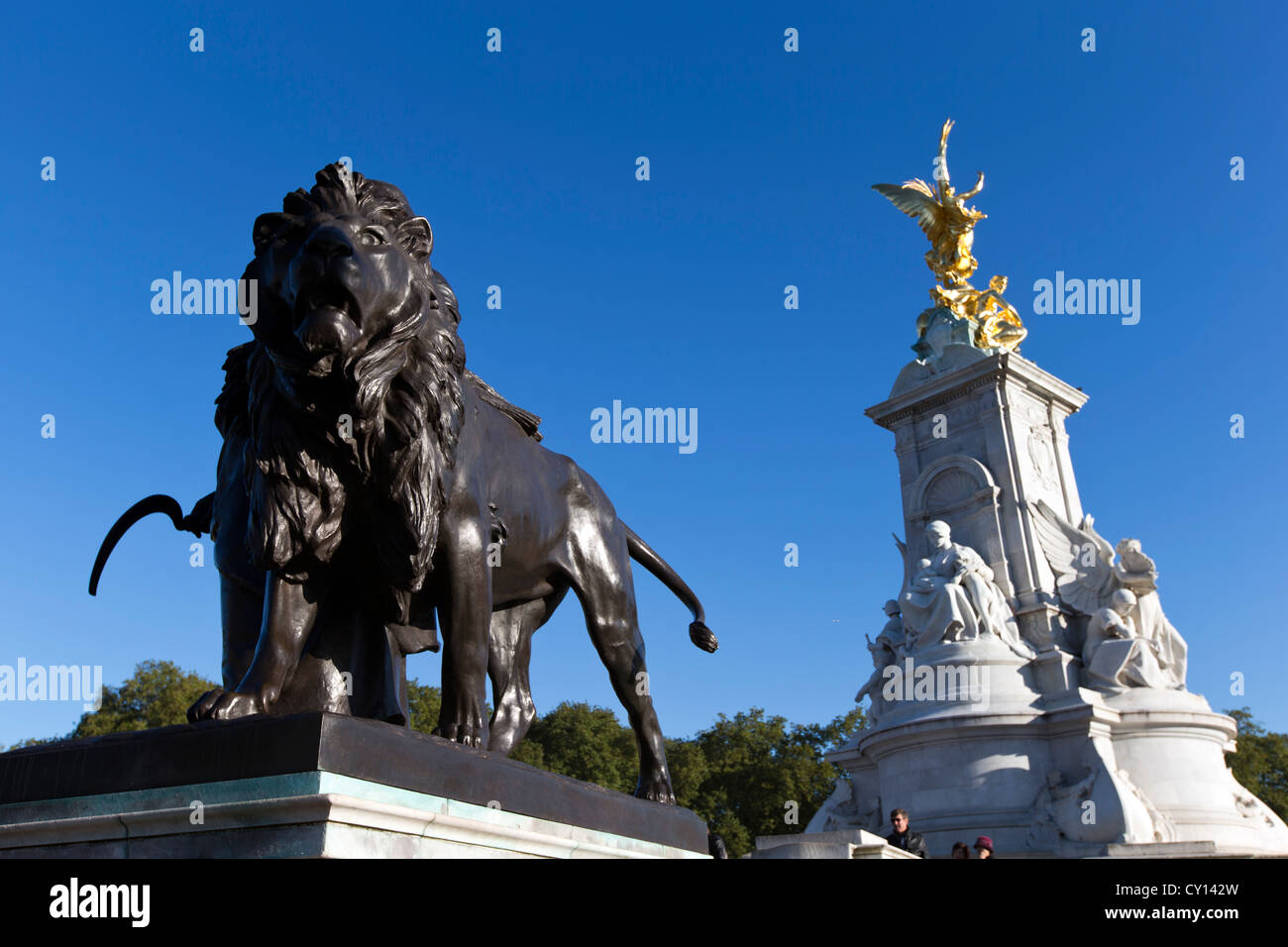 Buckingham palace bronze statue london hi-res stock photography and ...