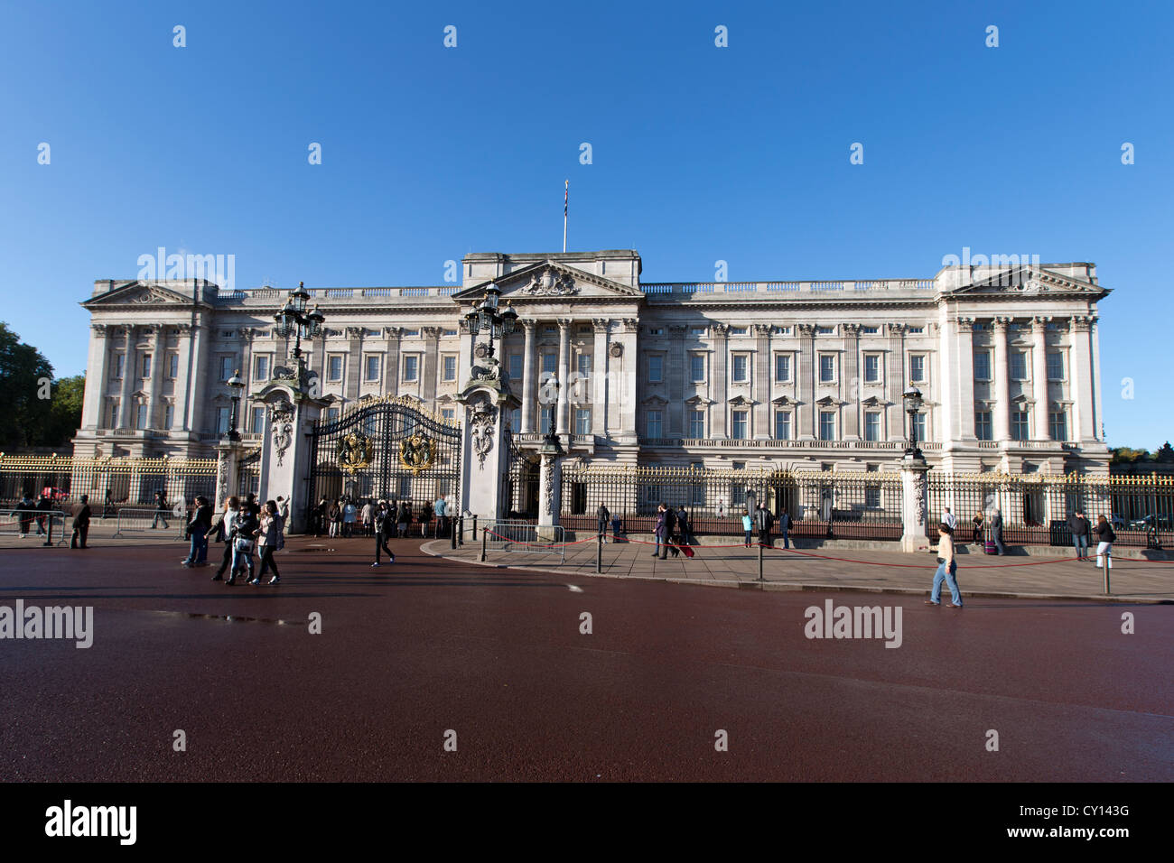Front elevation buckingham palace royal hi-res stock photography and ...