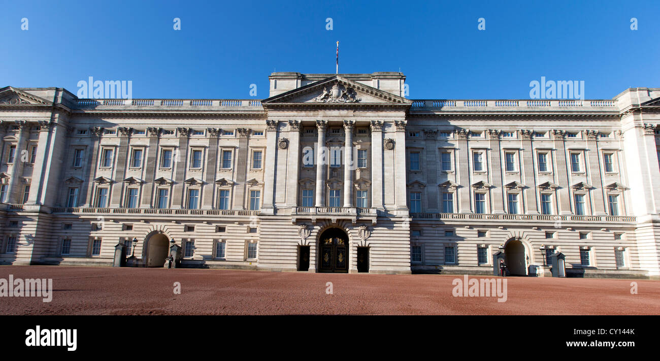 Front elevation buckingham palace royal hi-res stock photography and ...