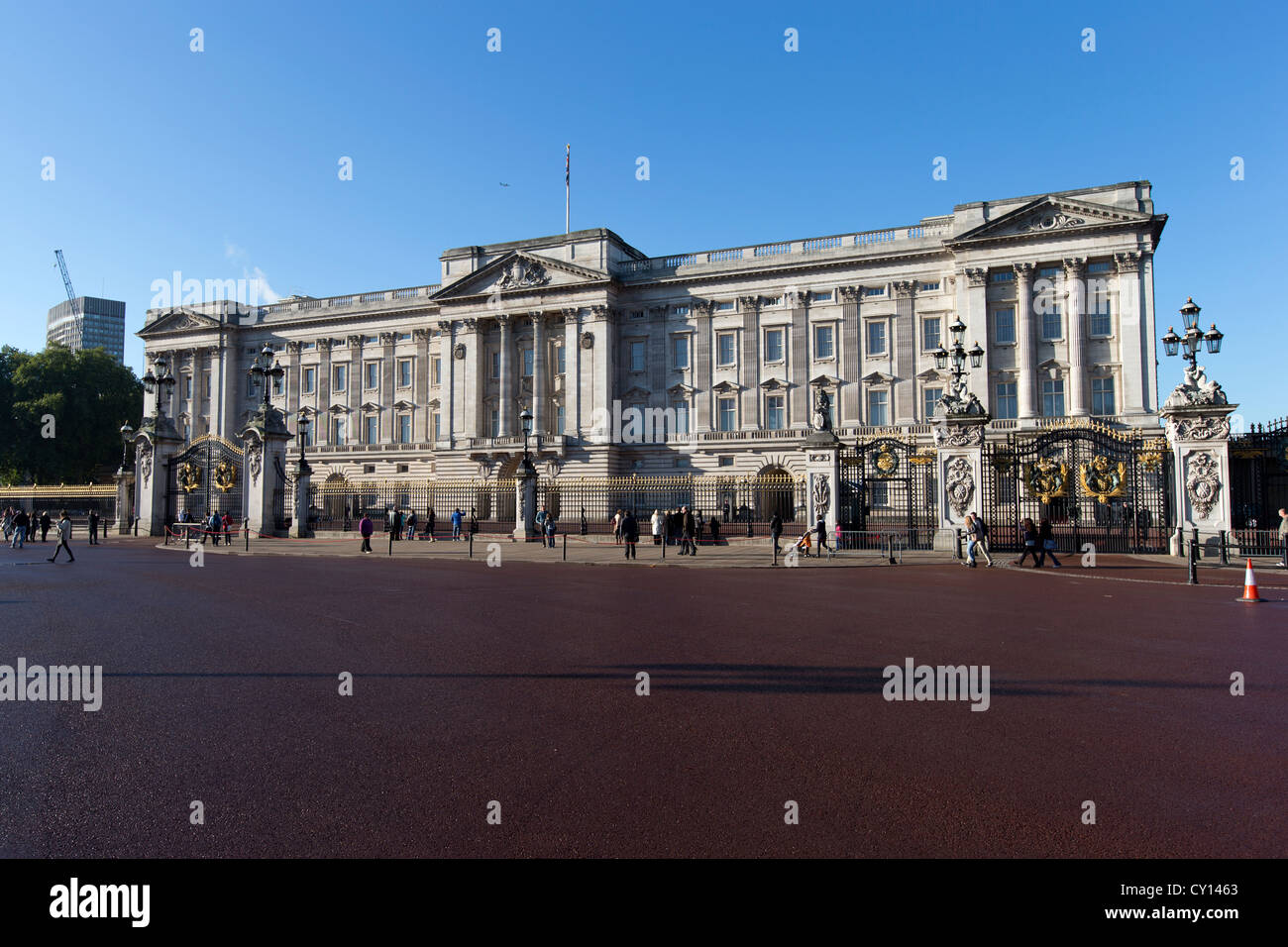 Buckingham palace exterior hi-res stock photography and images - Alamy