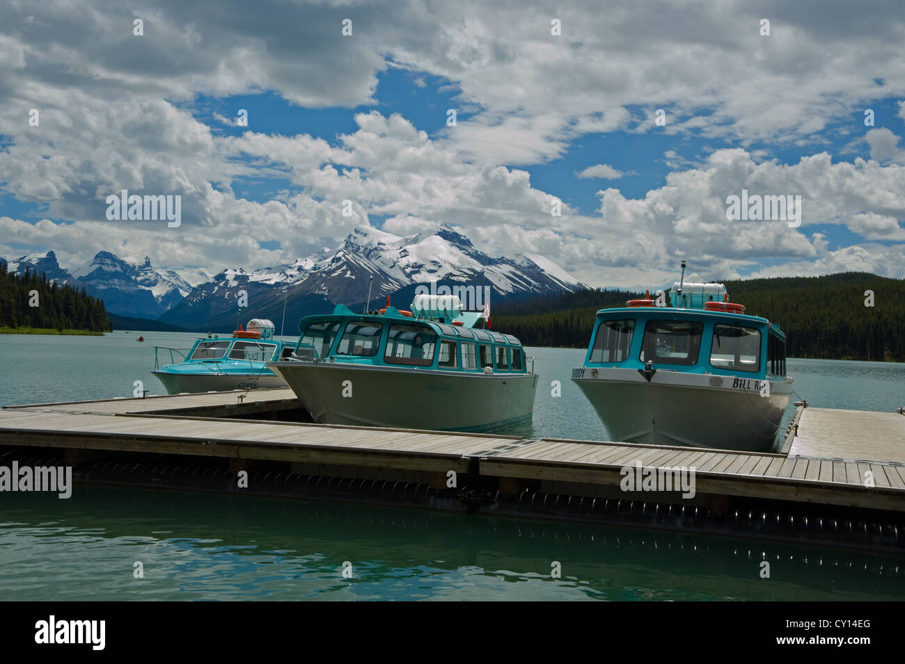 Maligne lake tour hi-res stock photography and images - Alamy