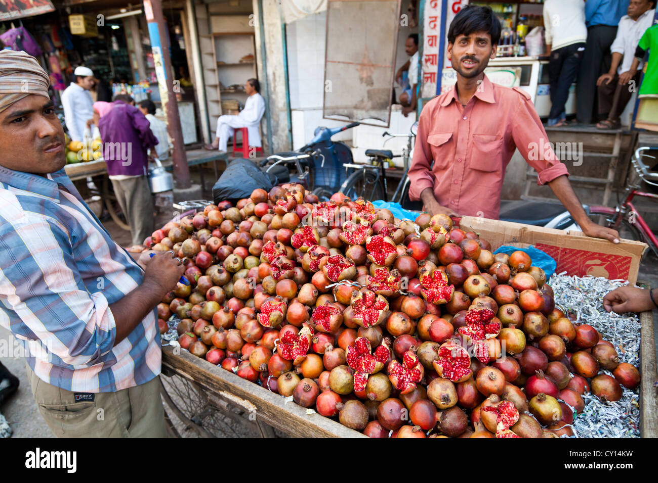 Varanasi street market hi-res stock photography and images - Alamy