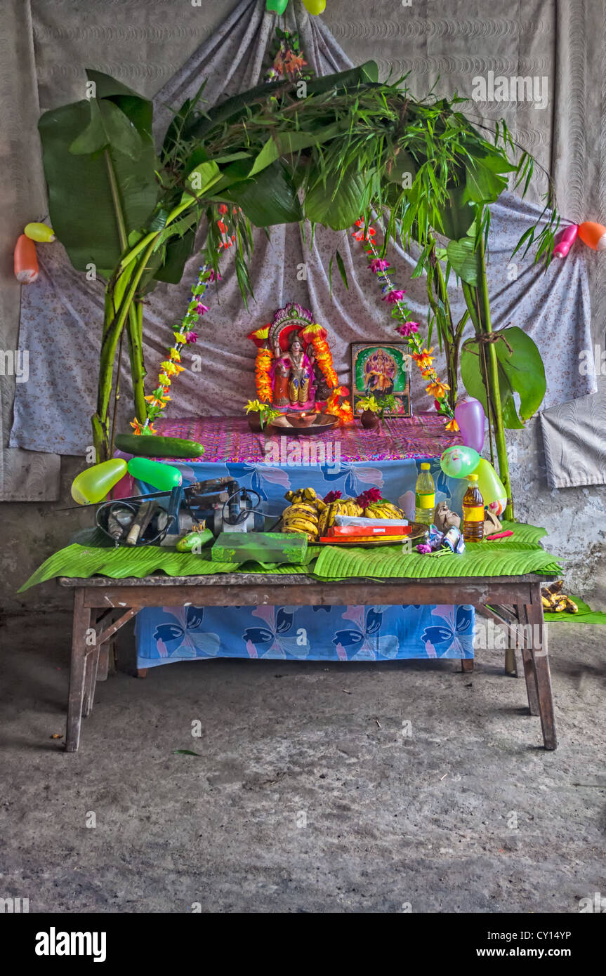 Preparing for Puja, Biswakarma Puja, Hinduism, religious ritual Stock ...