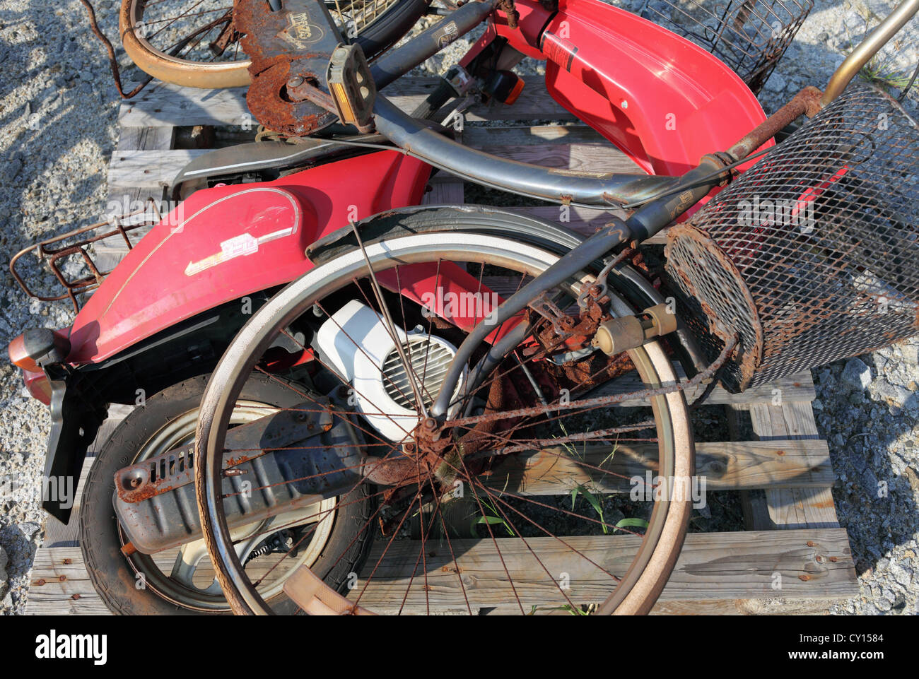 Scrap bike hi-res stock photography and images - Alamy