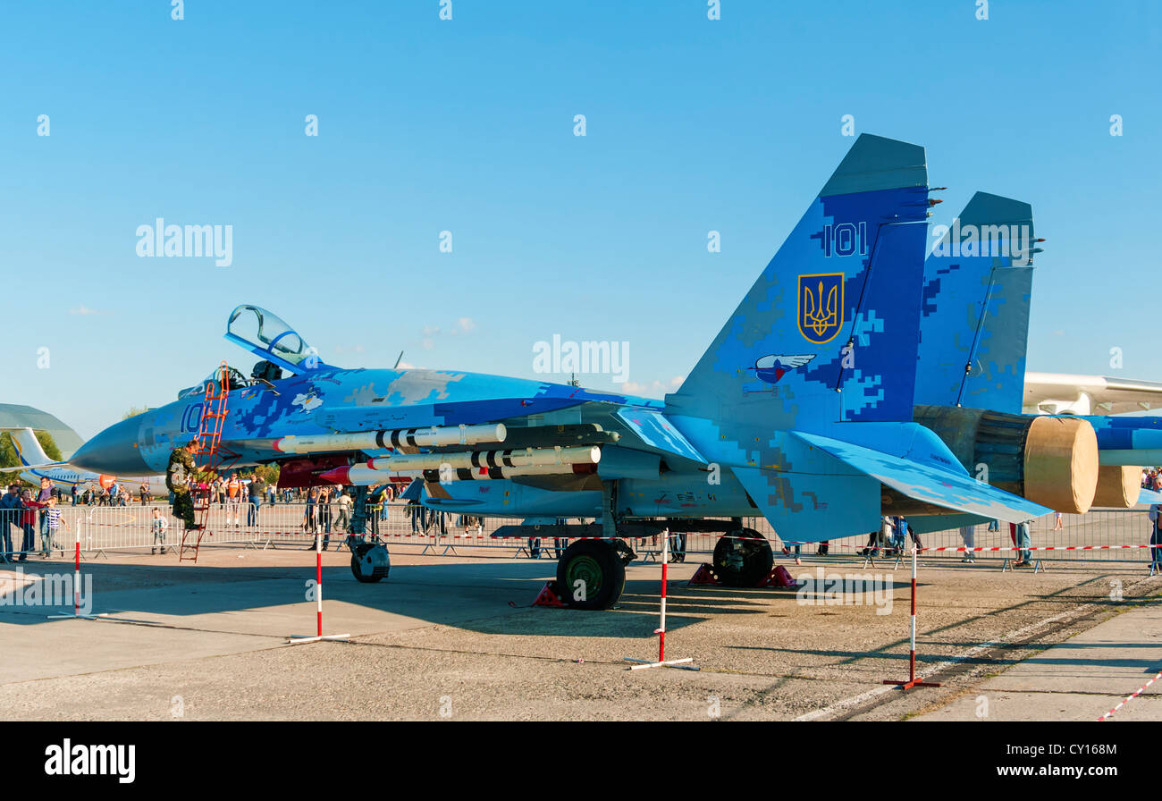 The technician serves the Su--27 airplane Stock Photo - Alamy