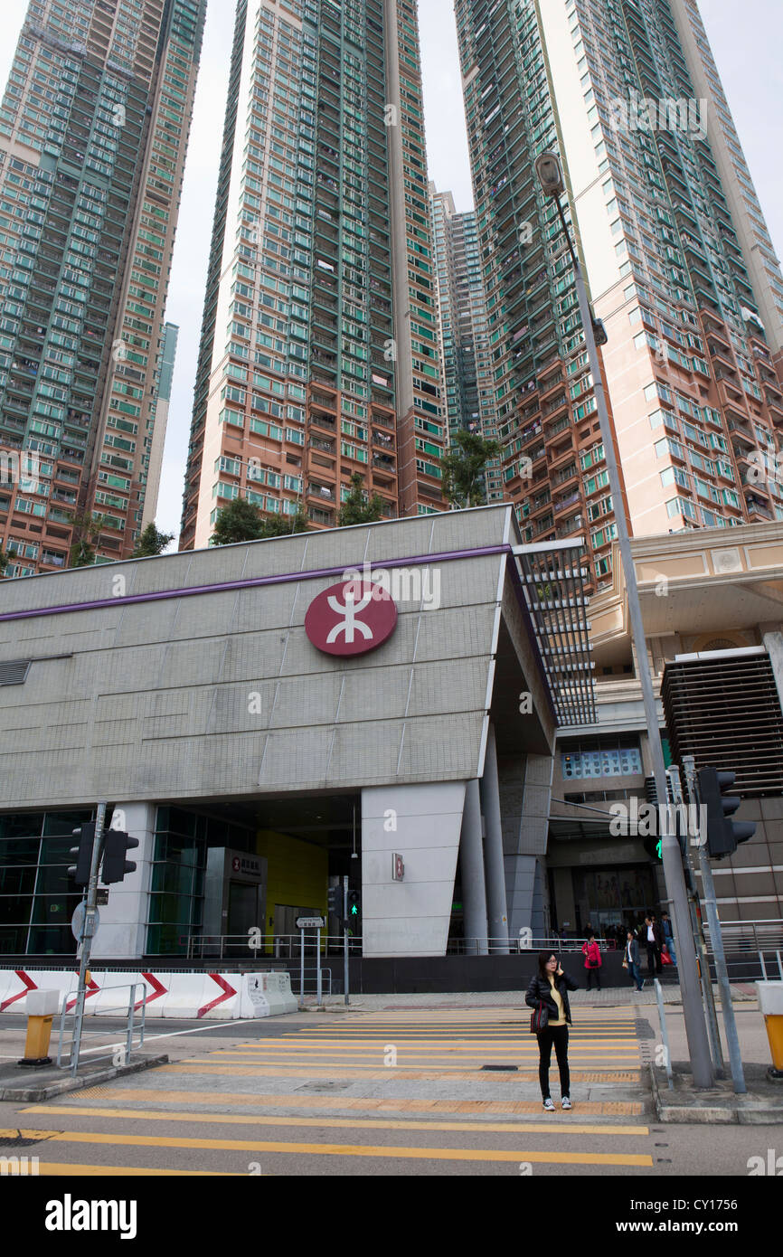 High rise entrance hi-res stock photography and images - Alamy