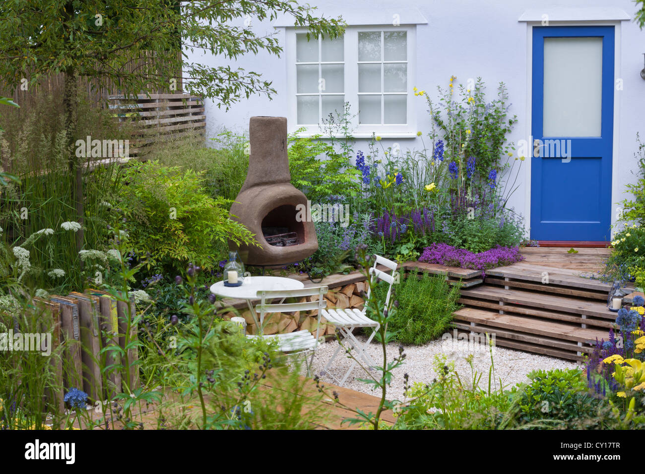 Relaxing area in contemporary designed garden Stock Photo - Alamy