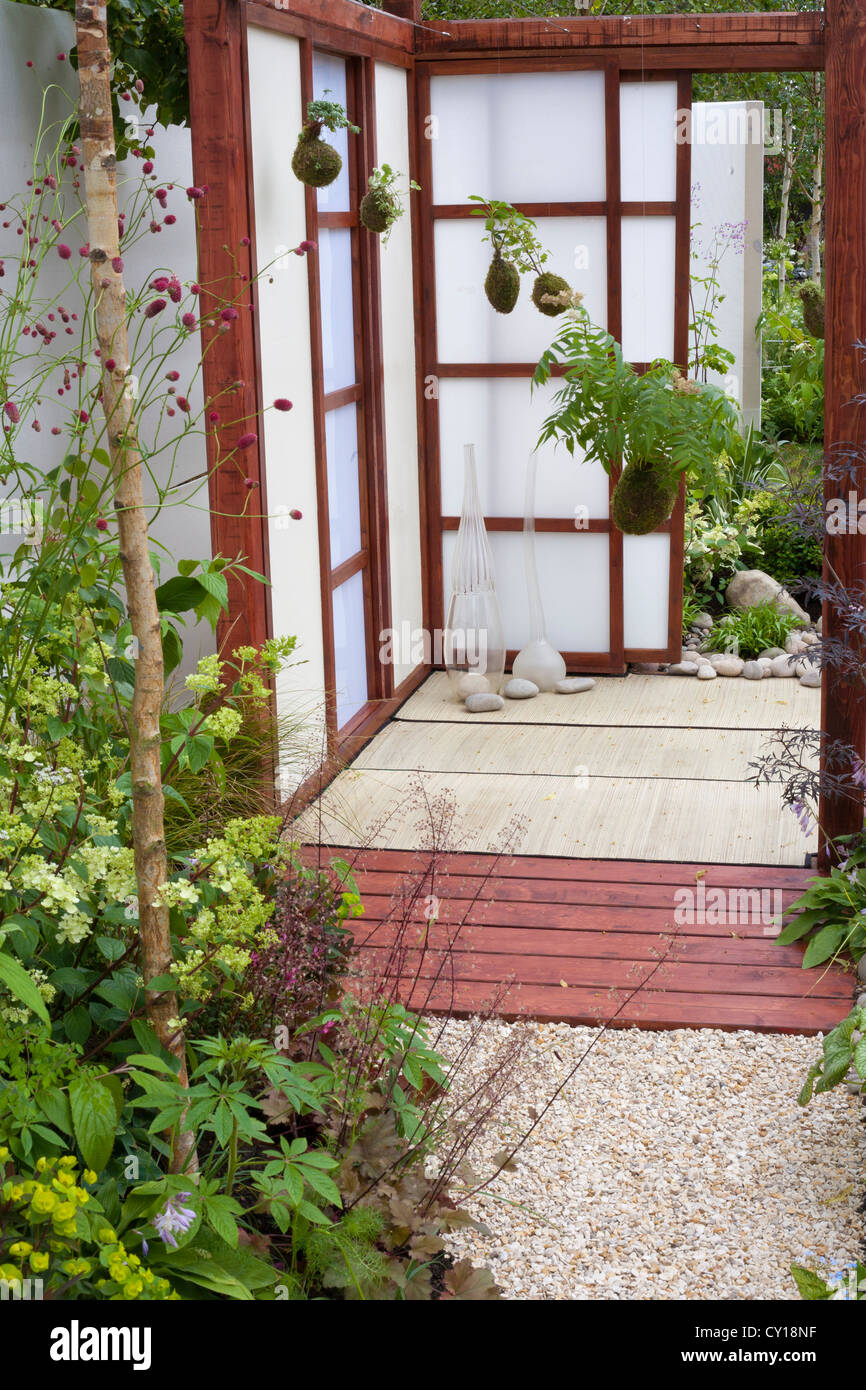 Contemporary garden design with touch of Orient Stock Photo - Alamy