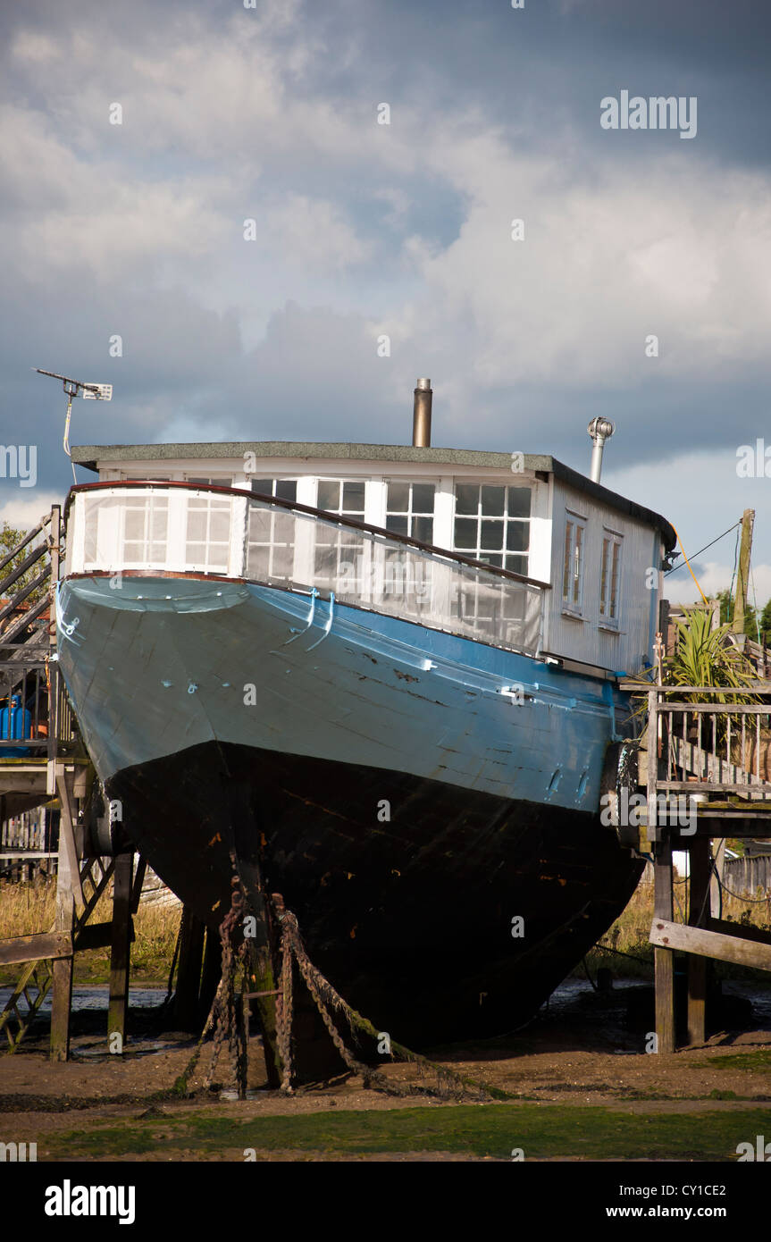 Old houseboat hi-res stock photography and images - Alamy