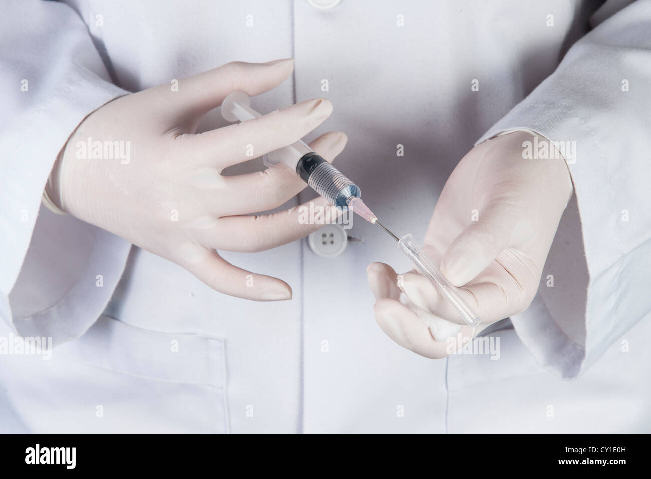 Doctor / Nurse holding a syringe ready an injection Stock Photo - Alamy