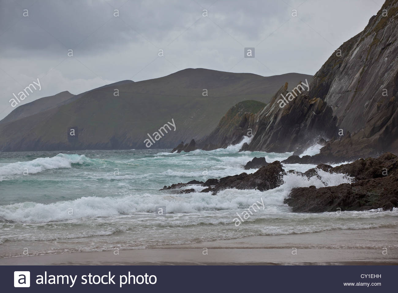 A rolling sea meets a rocky coast at Dunquin on Dingle Peninsula Stock ...