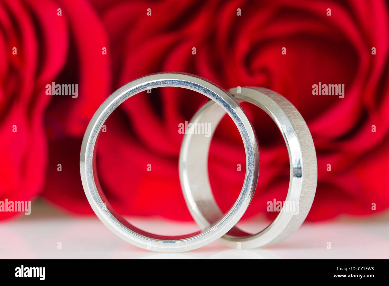 Two red roses wedding rings hi-res stock photography and images - Alamy