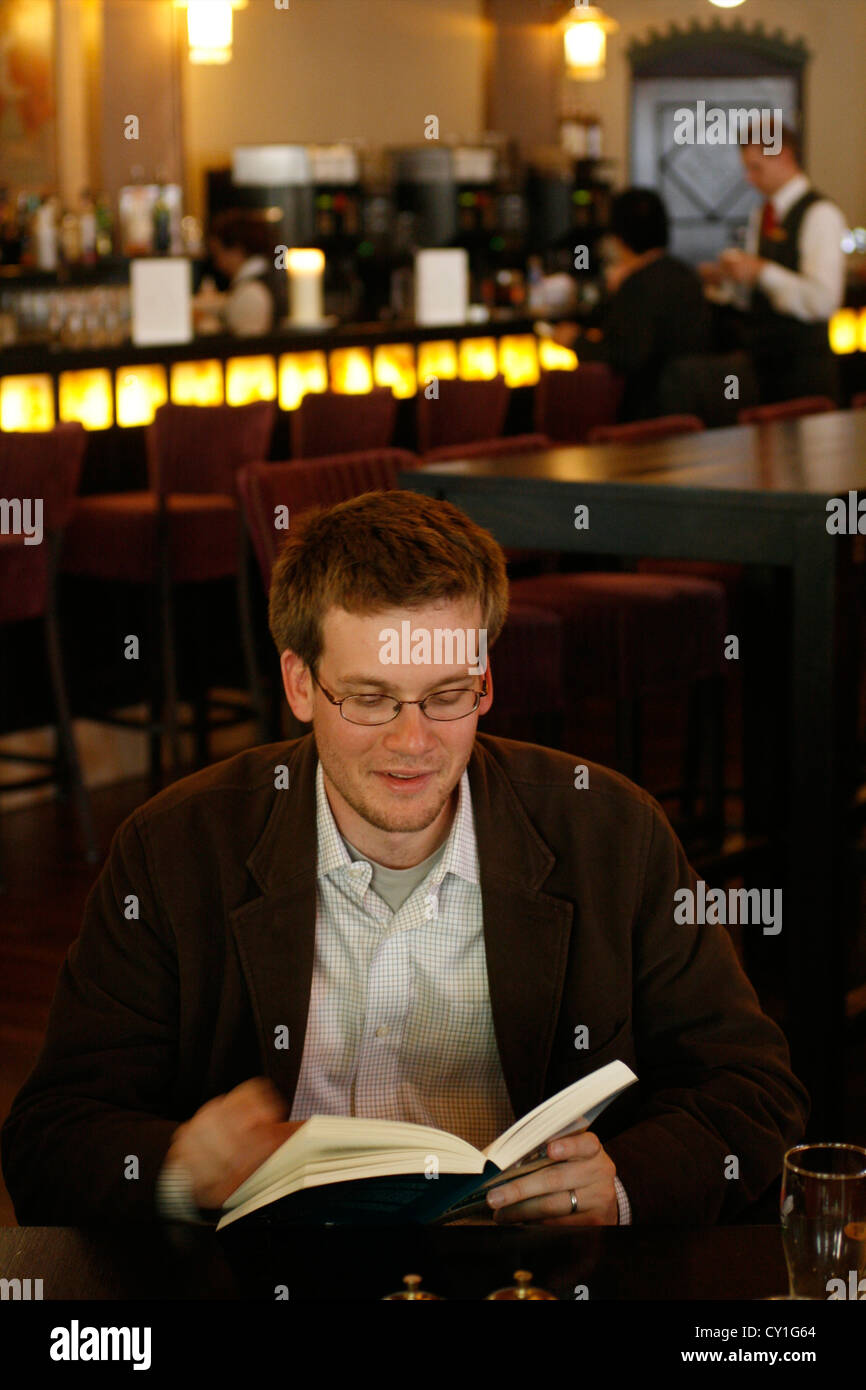 Writer writing hi-res stock photography and images - Alamy