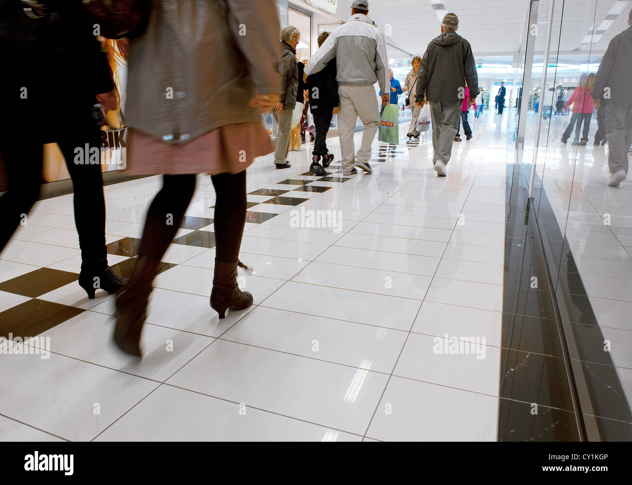 Shoppingmall full of people browsing around Stock Photo - Alamy