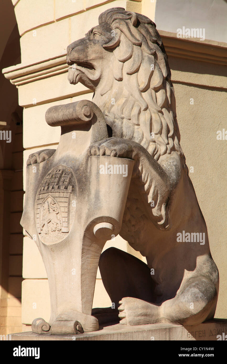 Ukraine, Lviv, Rynok Square, lion statue Stock Photo - Alamy