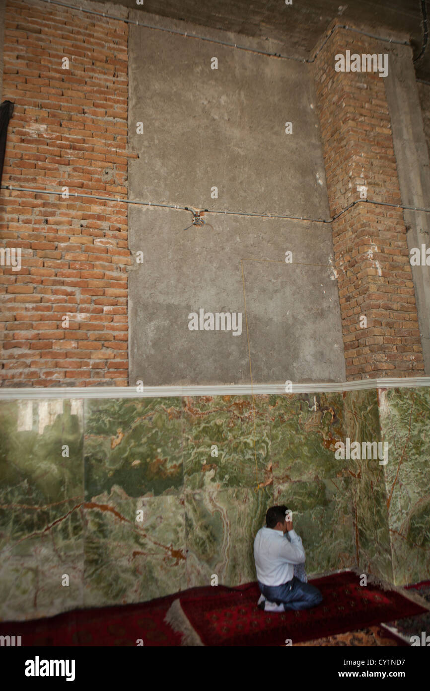 Rawza Sakhi Shah-e-Mardan mosque in Kabul Stock Photo - Alamy