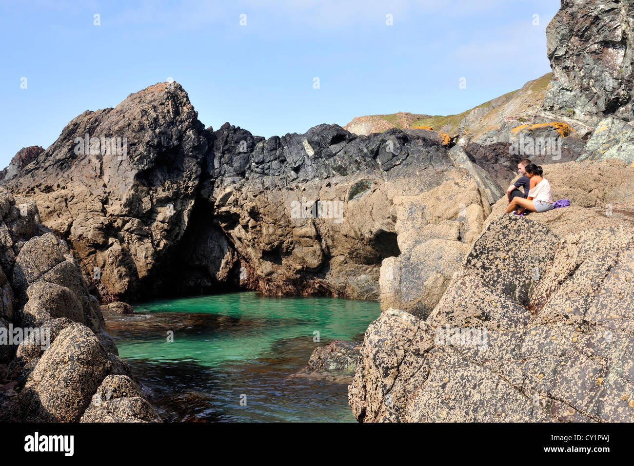 A moment of peace by a tidal rock pool, Kynance Cove, Cornwall, England ...
