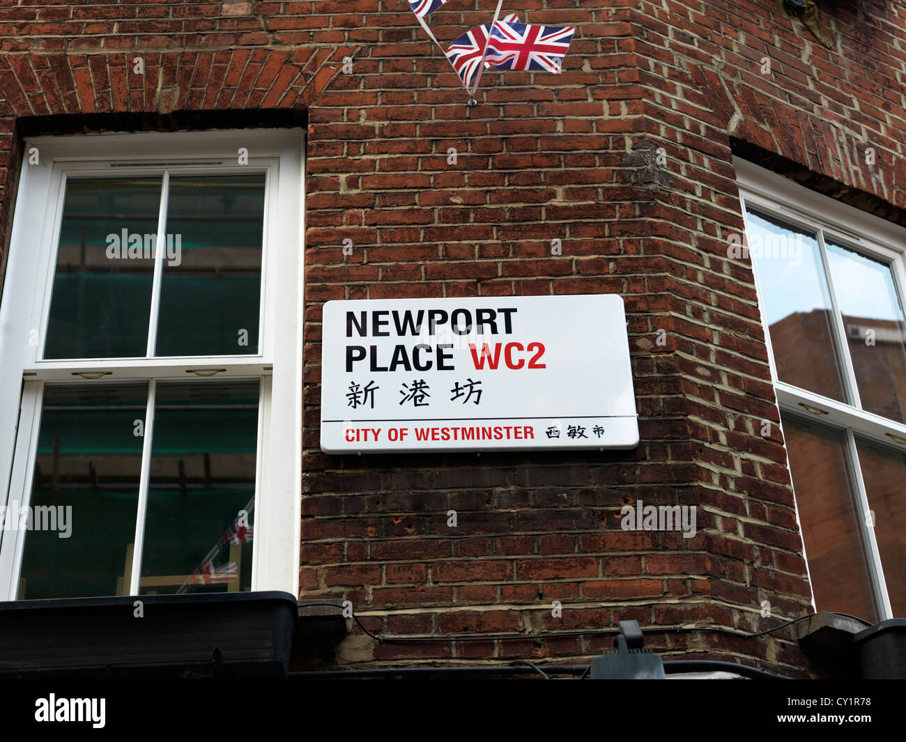 Street sign bilingual hi-res stock photography and images - Alamy