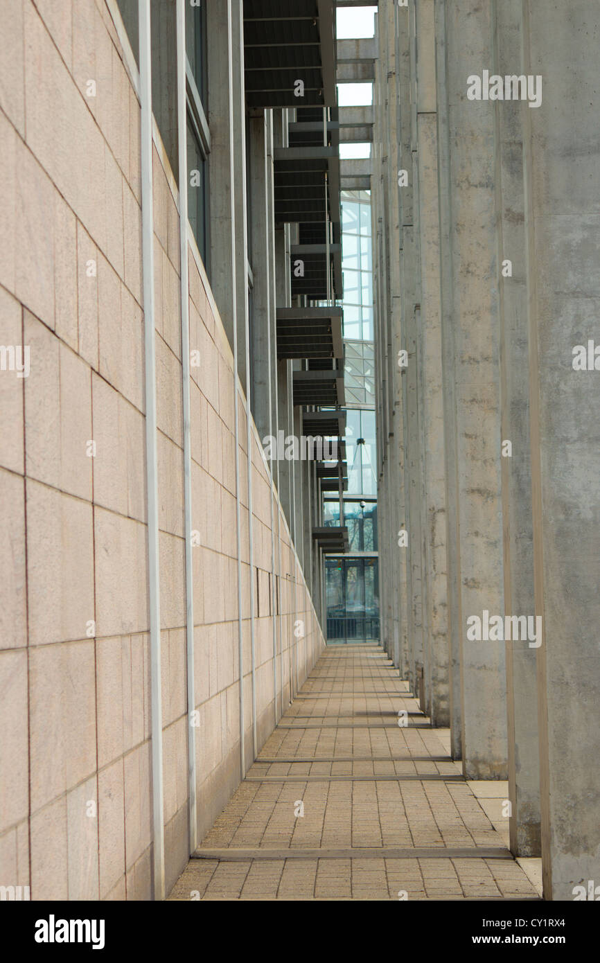 Modern pillars hi-res stock photography and images - Alamy