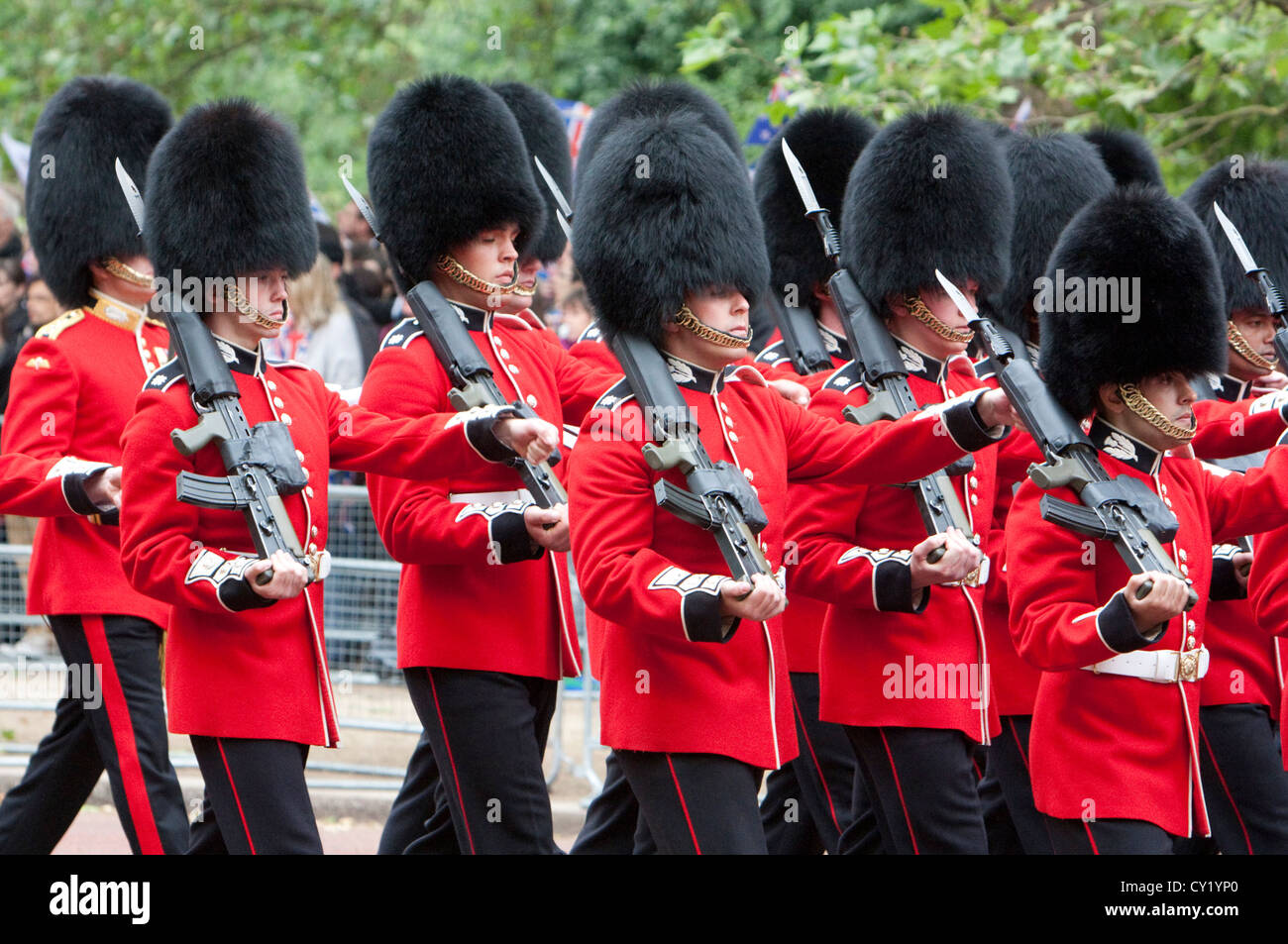 The grenadier guards march into buckingham palace hi-res stock ...