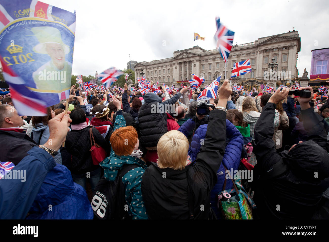 Queen Elizabeth diamond jubilee celebrations outside buckingham palace ...