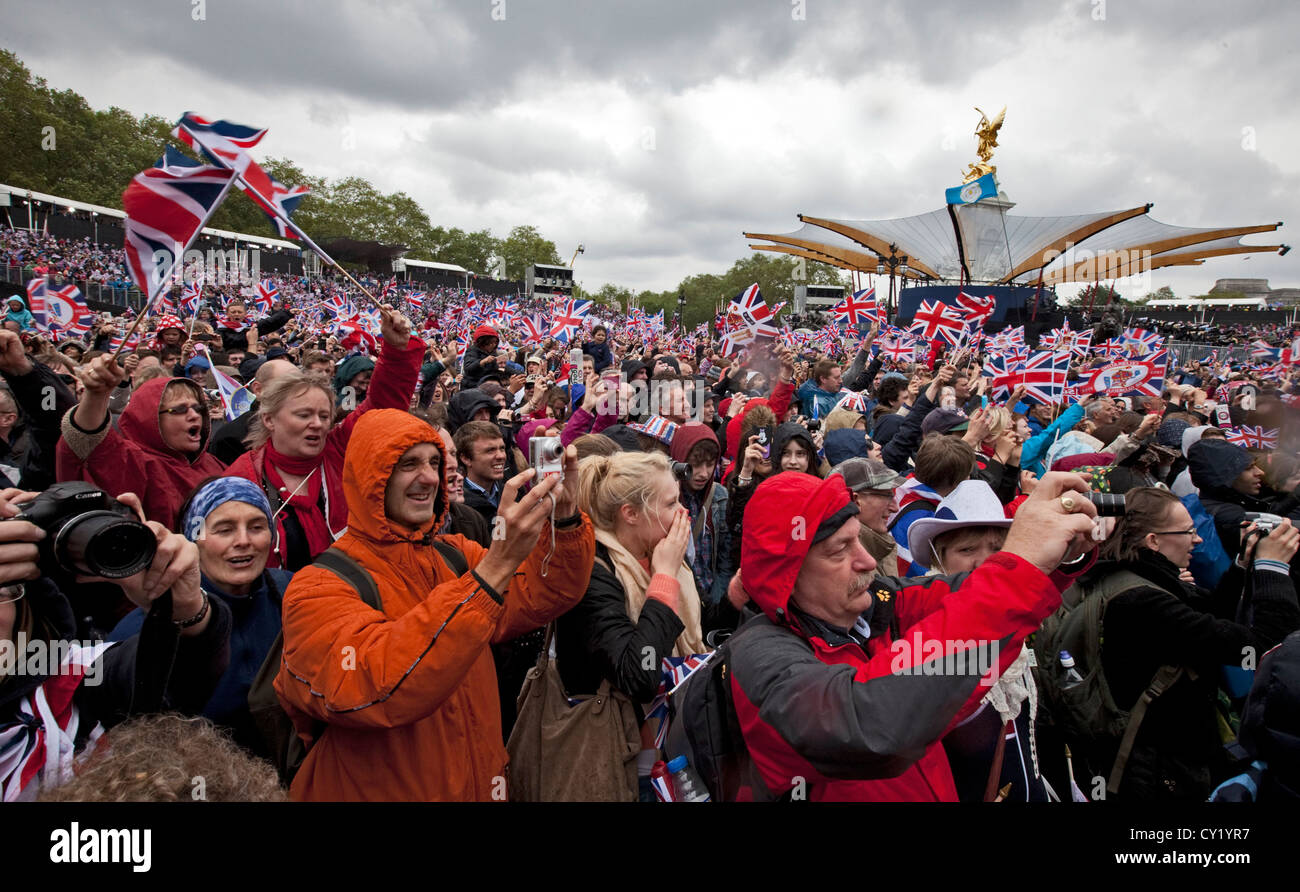 Queen Elizabeth diamond jubilee celebrations outside buckingham palace ...