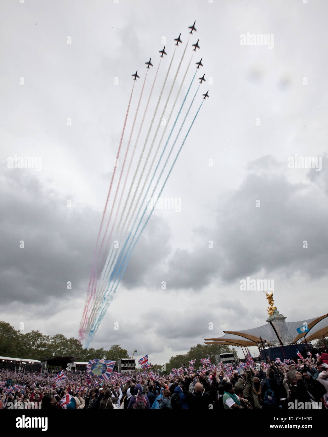 Buckingham palace flypast hi-res stock photography and images - Alamy