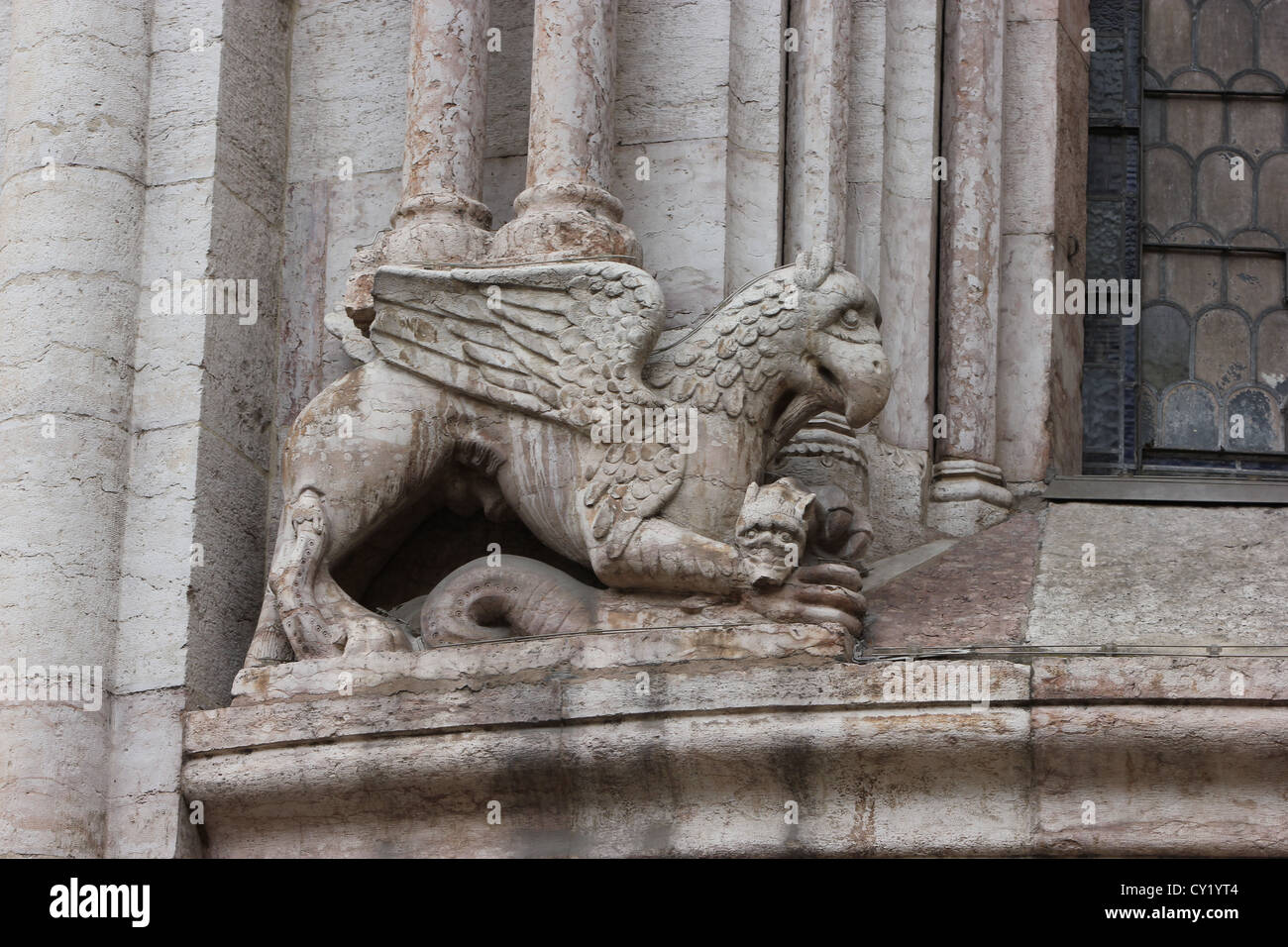 Griffon statue hi-res stock photography and images - Alamy