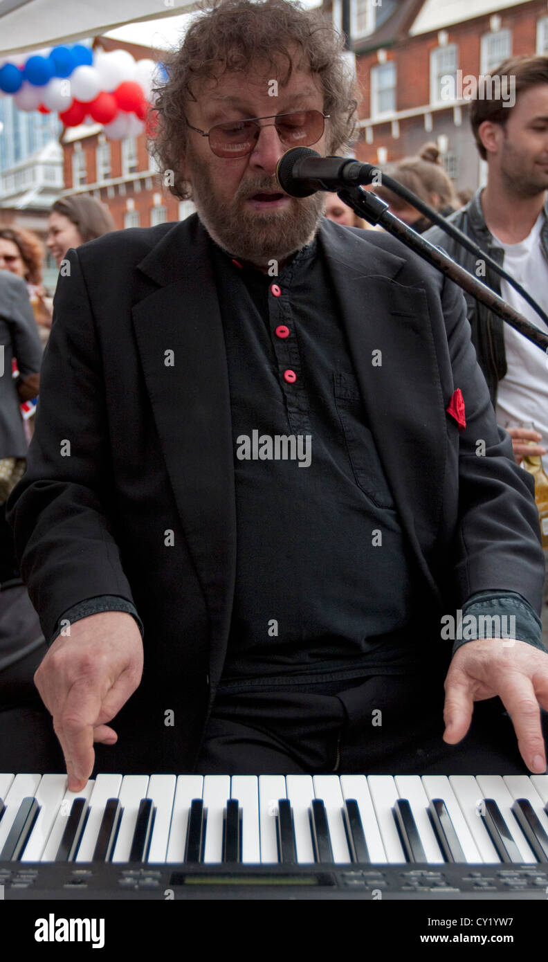 chas hodges of chas & dave sings at a street party for Queen Elizabeth ...