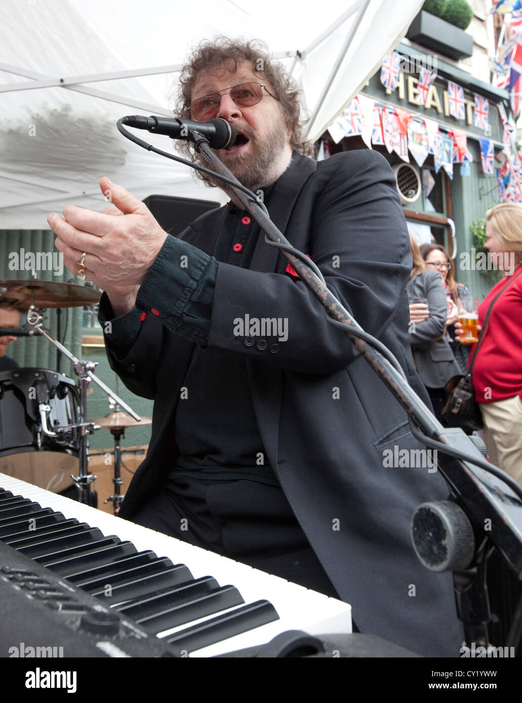 chas hodges of chas & dave sings at a street party for Queen Elizabeth ...