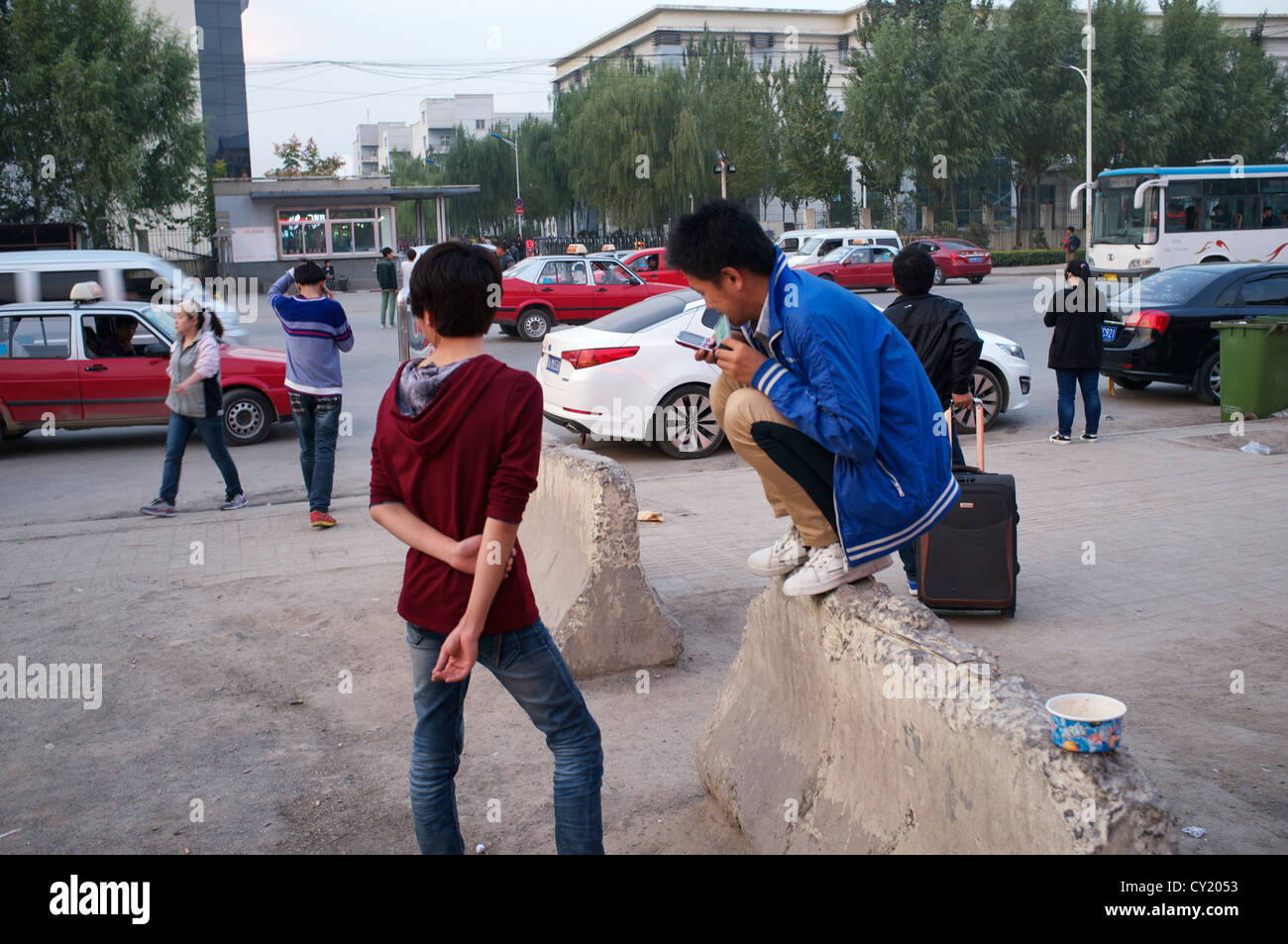 Factory workers outside factory hi-res stock photography and images - Alamy